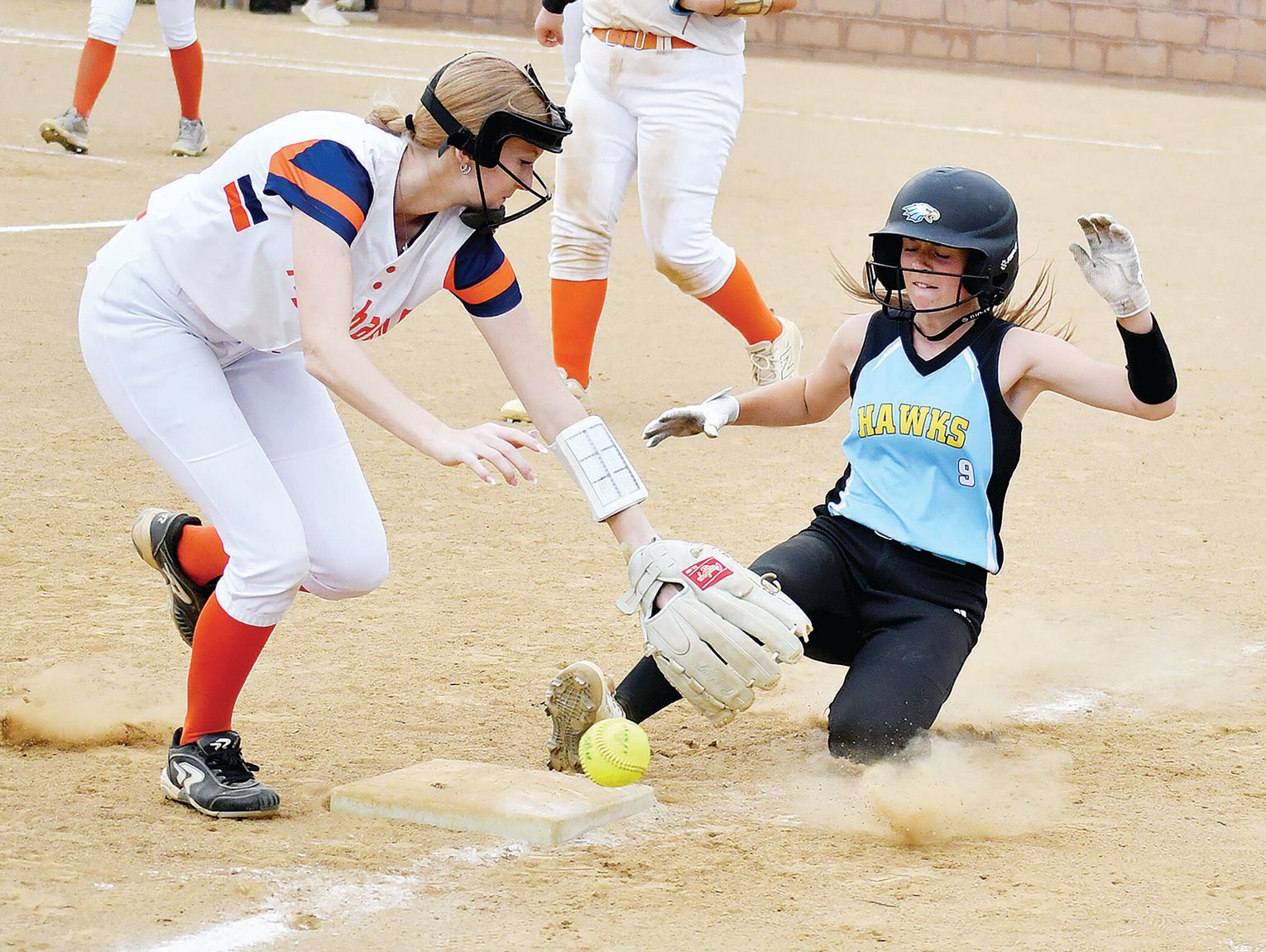 C-M softball edges L-S in extra innings
